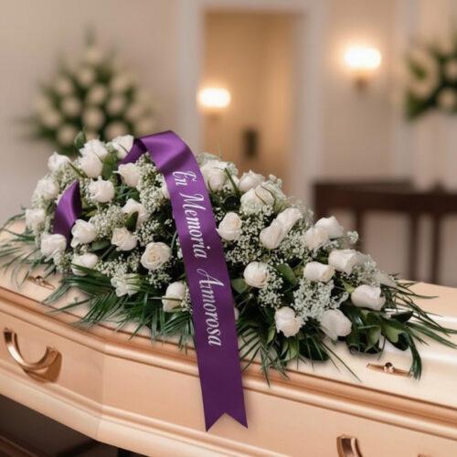 Arreglo Fúnebre Cubre Caja Cielo, Rosas blancas, Follajes verdes...